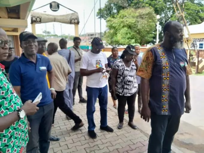 Strike: Labour Leaders Chase Out Oyo Workers From Offices Strike: Labour Leaders Chase Out Oyo Workers From Offices
